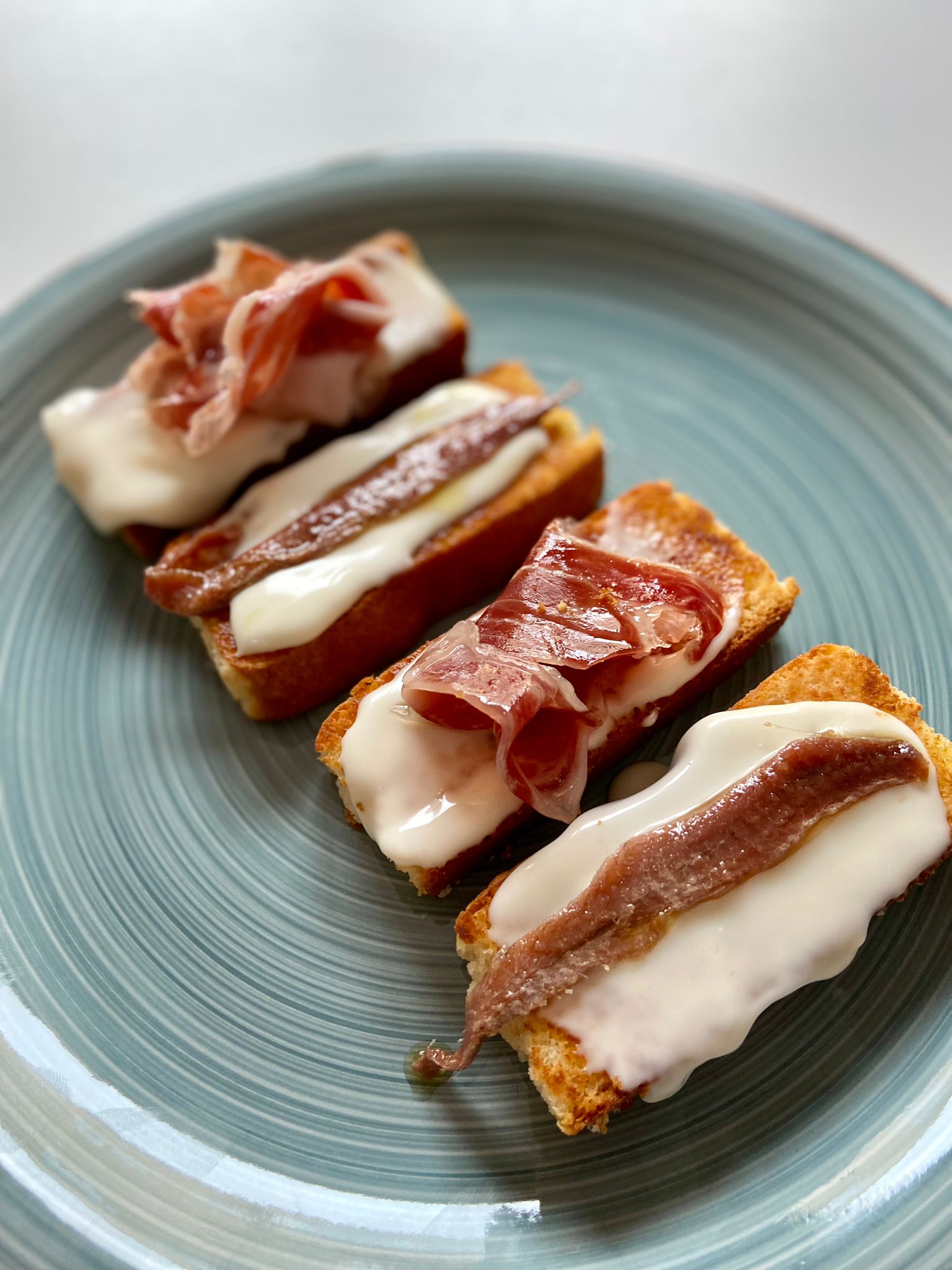 Tosta de sobaos con Anchoas del Cantábrico - La Cocina de Serrats